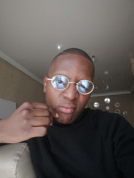 Sydney, 34 Years old – Extra and singer from Gauteng